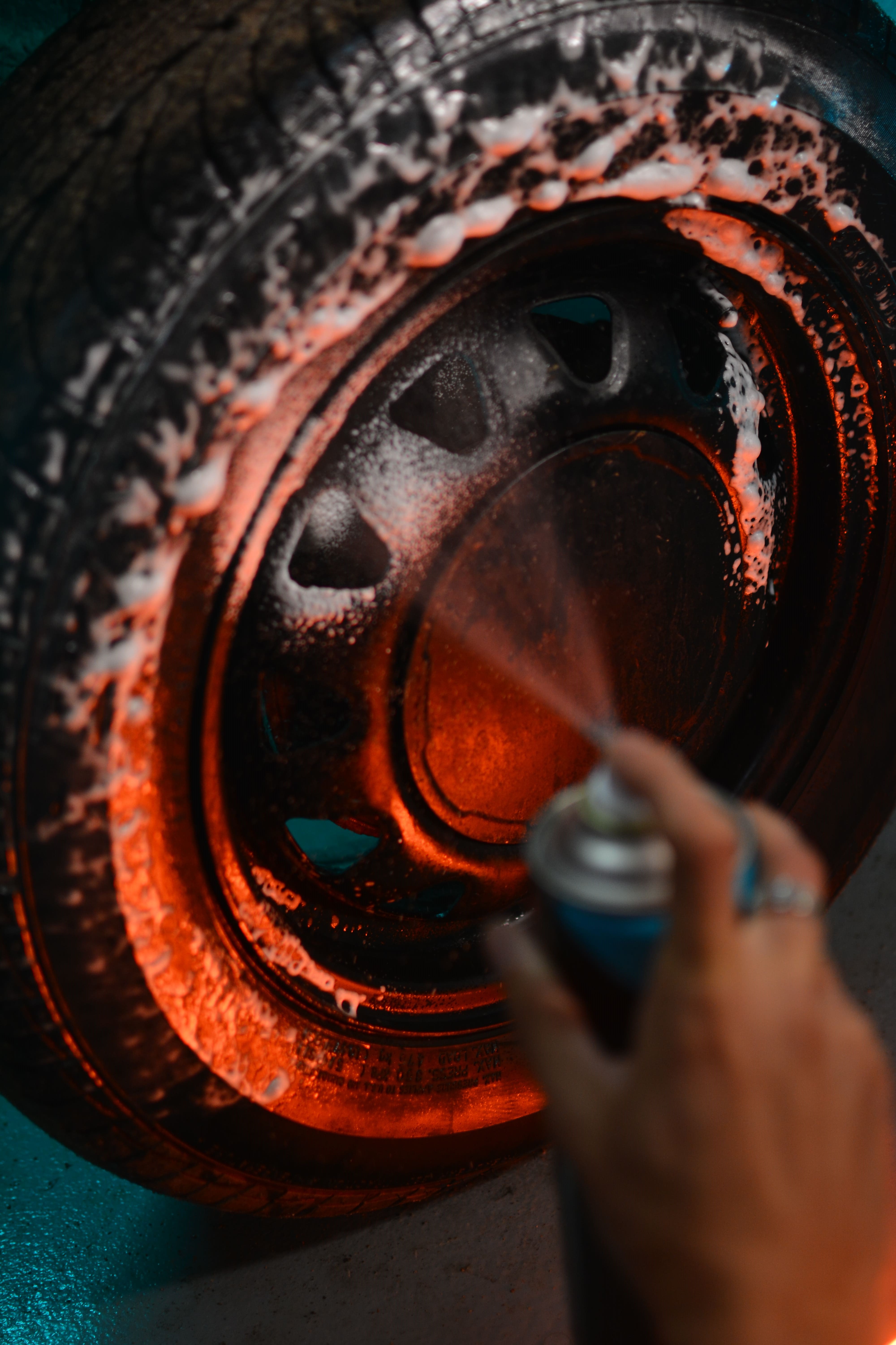 Купить чернитель-очиститель шин пенный MobiCAR 650 мл